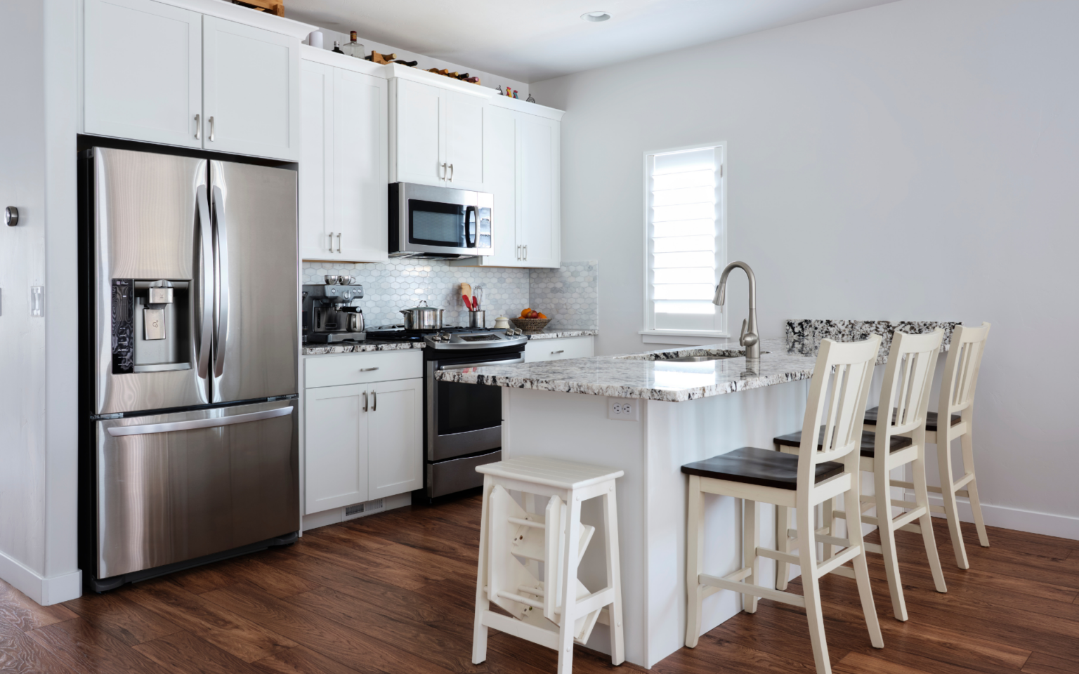 Kitchen Island VS Peninsula: How to Choose What's Best for Your Layout ...